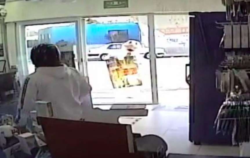 Doctor Simi huye de robo y el video se hace viral